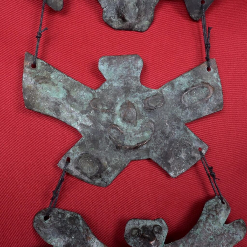 pechera moche de metal cobre - Arteanc