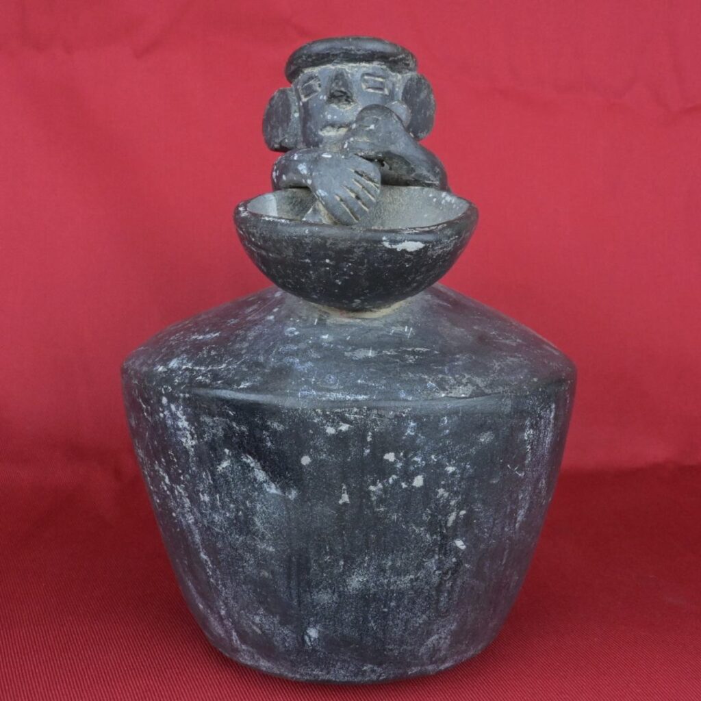 cerámica de la cultura vicús representando a un sacerdote - Arteanc